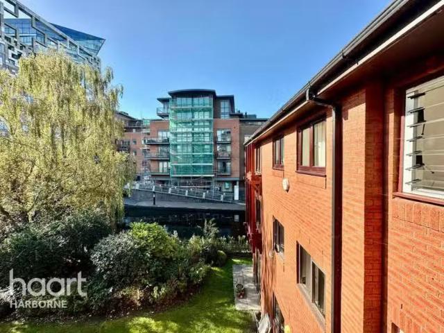 Cozy 1 bedroom apartment for rent in Queens Court, Birmingham.