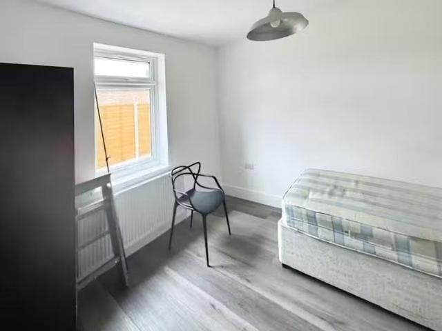 Charming 1 bedroom Detached Room to rent, Pooley Green Road, E.