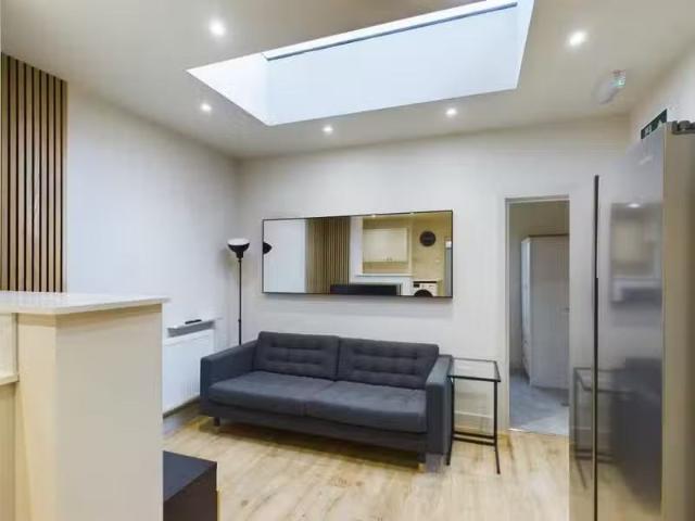 Nice 1 bedroom end of terrace house for rent in Filton Avenue.