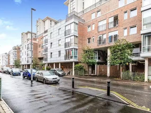 Cozy 1 bedroom Flat to rent, Cross Street, Portsmouth, PO1 £1.
