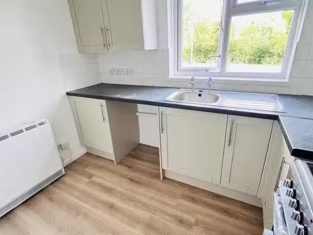 Cheap 1 bedroom ground floor flat for rent in Abdon Close, Chi.