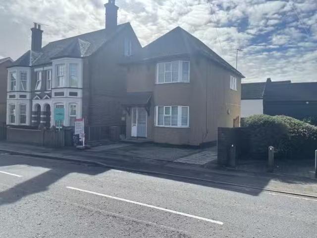 Deal! 1 bedroom ground floor flat for rent in Rainsford Road.