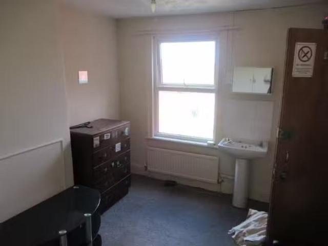 Deal! 1 bedroom house of multiple occupation for rent in Room.