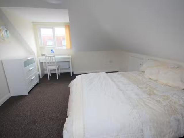 Rental! 1 bedroom house share for rent in St. Albans Avenue, B.
