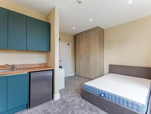 Deal! 1 bedroom property to let in Fulham Palace Road, London.