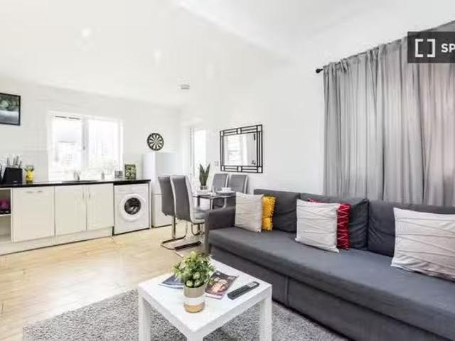 Cozy 1 BR 2 bedroom apartment for rent in West Thornton, London