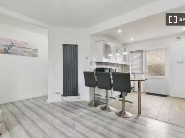 Rental! 1 BR 2 bedroom flat for rent in Downham, London