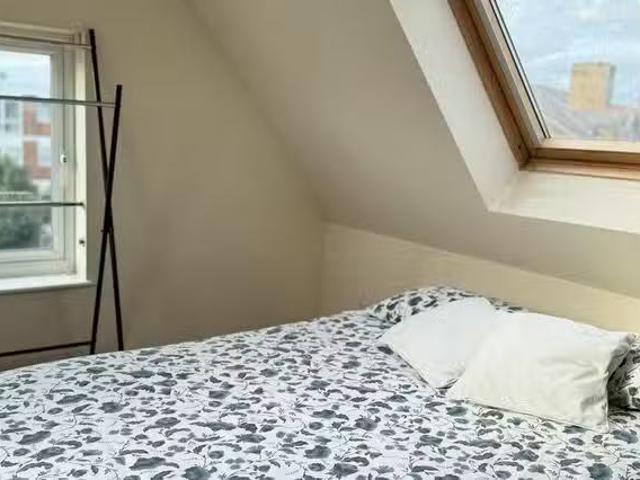 Nice 1 BR Cherington Road, London