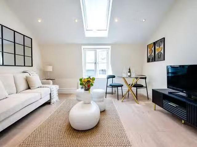 Unique 1 BR Chilworth Mews