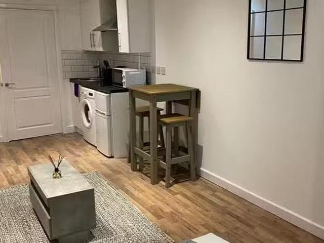 Just in! 1 BR Fanshaw Street