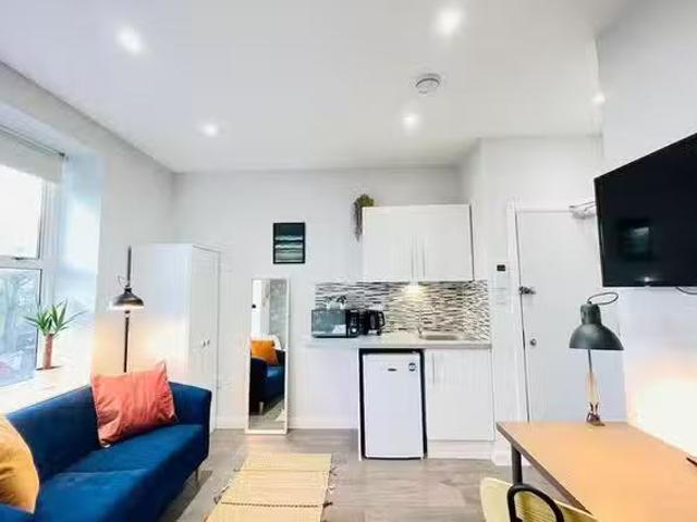 Cheap 1 BR Hawkwood Mount