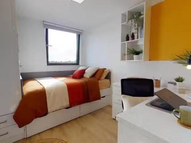 Charming 1 BR i Q Haywood House Bronze En Suite Plus