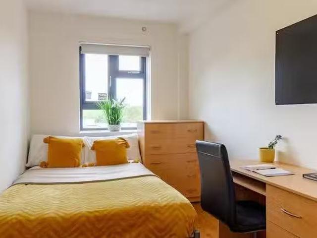 Cheap 1 BR Landale House Silver Non En suite Room