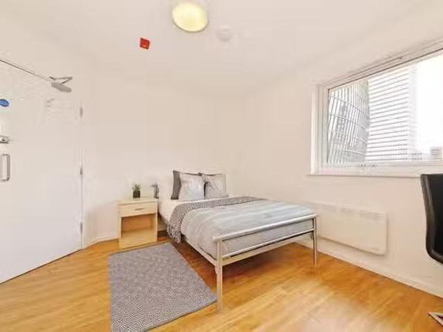 Deal! 1 BR Manchester Court Gold Studio
