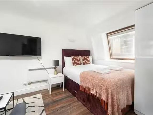 Cozy 1 BR Shavers Place, London