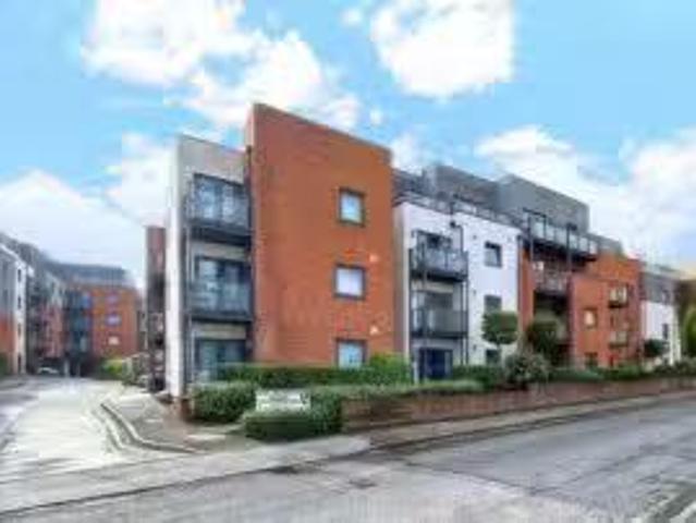 Nice 1 BR Property & Houses to Rent: Walnut Tree Close, Guildf.