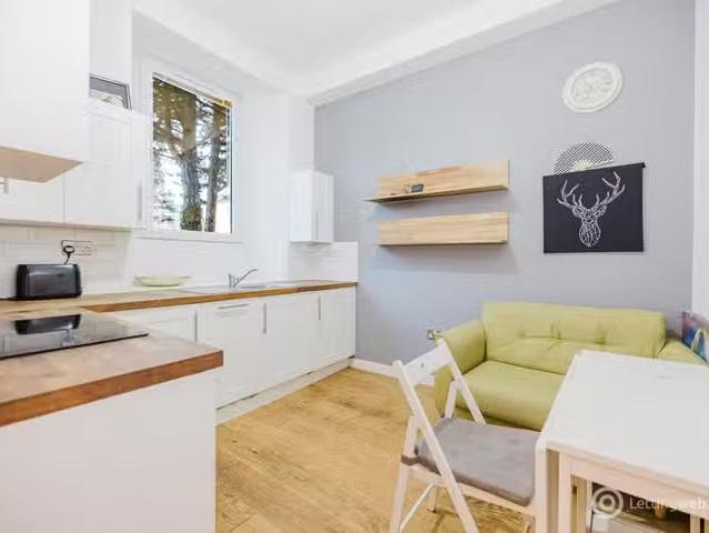 Cozy 1 BR Property to rent in Caledonian Place, Edinburgh, EH1.