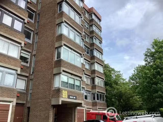Cozy 1 BR Property to rent in Dirleton Drive, Glasgow, G41