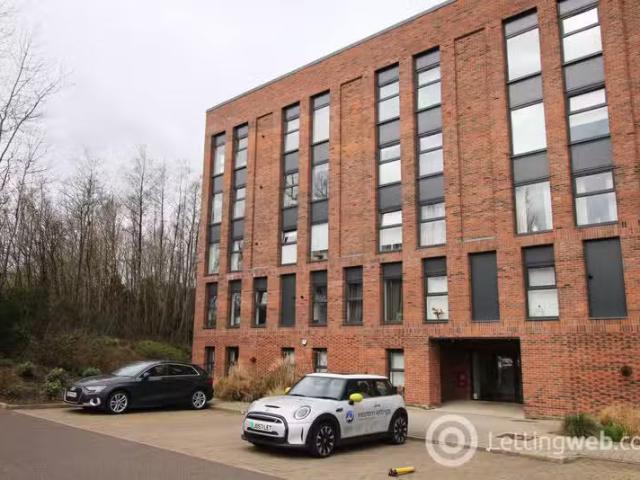 Just in! 1 BR Property to rent in Festival Court, Festival Par.