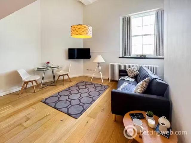 Cozy 1 BR Property to rent in Flat 65, Mc Donald Road, Brought.