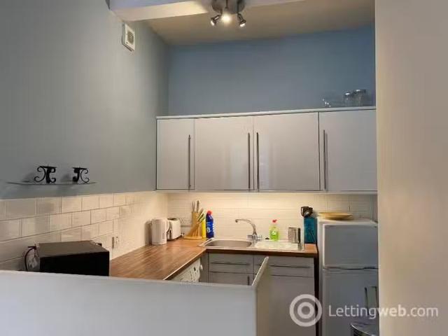 Nice 1 BR Property to rent in Springwell Place, Edinburgh, EH1.