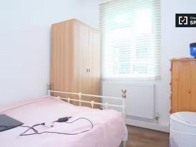 Deal! 1 BR Room for rent in 4 bedroom flat in Hammersmith &amp.