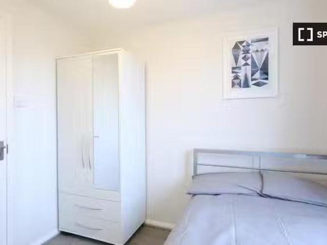 New 1 BR Room in a shared 4 bedroom flat in Stepney Green, Lon.