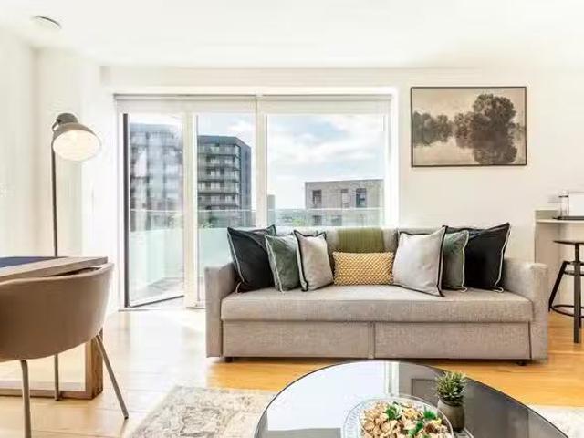 Nice 1 BR West Parkside, London