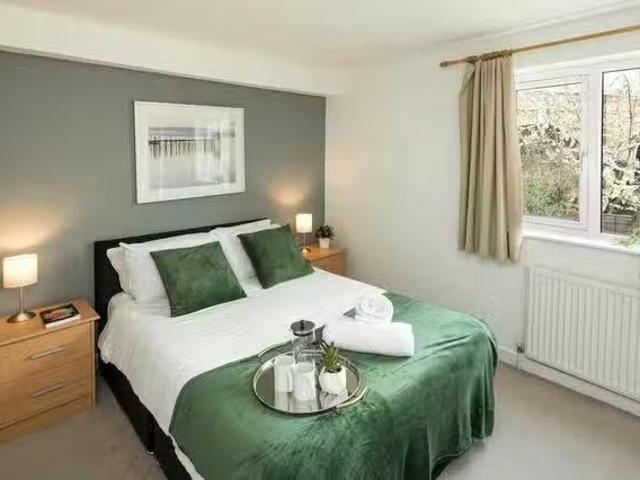 Deal! 1 BR Whites Grounds, London