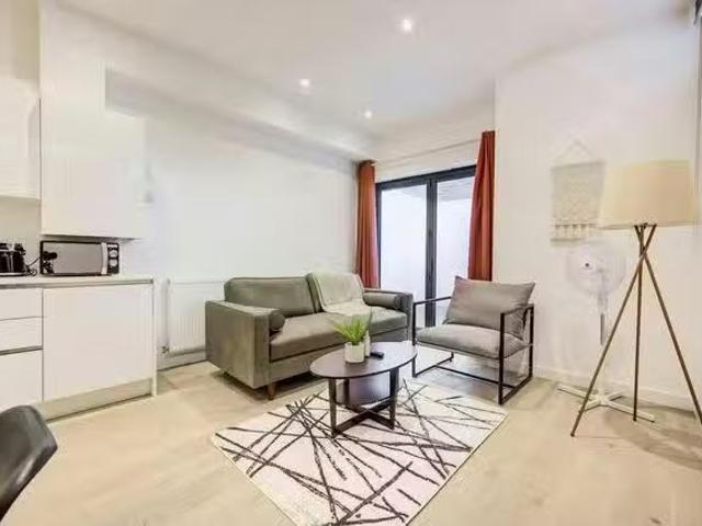 Charming 1 BR Tanner Street, London