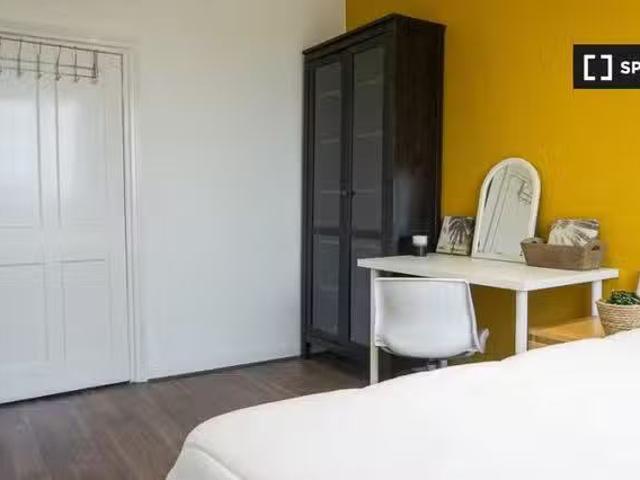 Nice 1 Room Room in a 3 bed flatshare in Bayswater, London