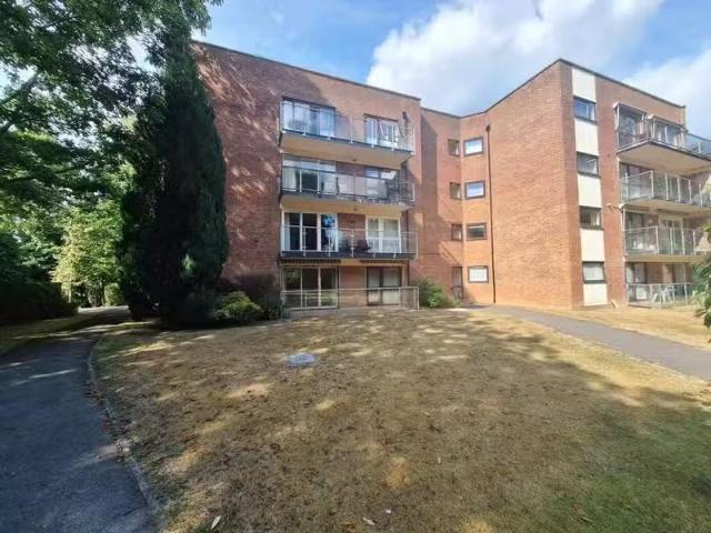 Nice 2 BA 3 bedroom apartment for rent in Western Road, Poole.