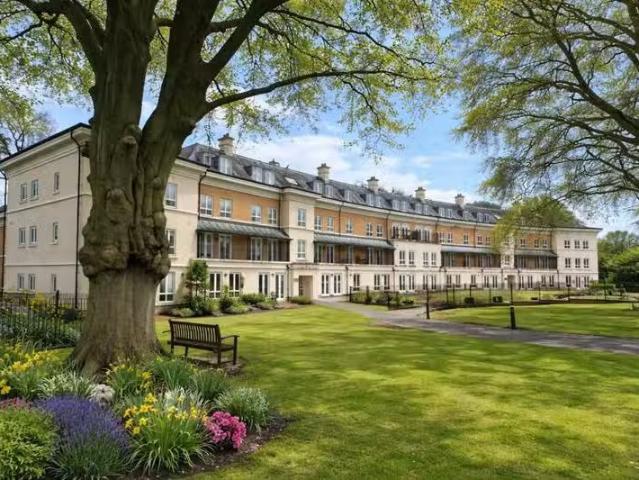 Charming 2 BA 3 bedroom apartment for rent in Woking, Surrey.