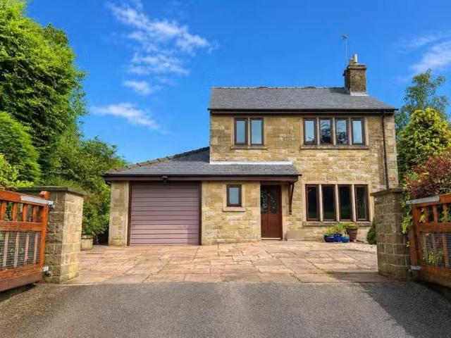 Nice 2 BA 3 bedroom detached house for rent in Haslingden Old.
