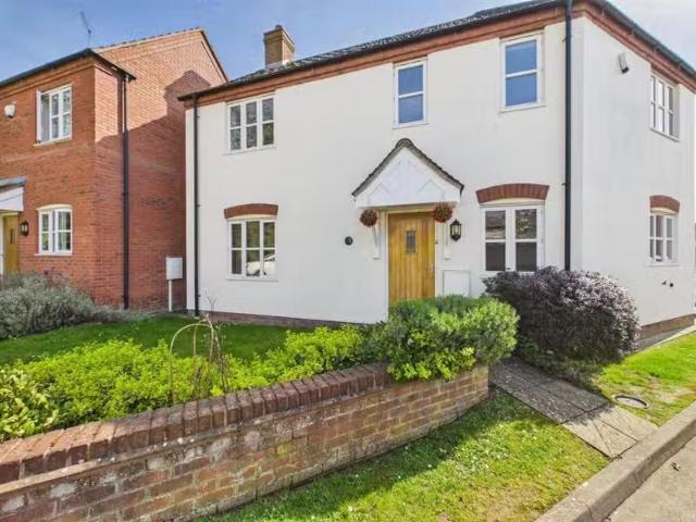 Nice 2 BA 3 bedroom detached house for rent in Simons Close, S.