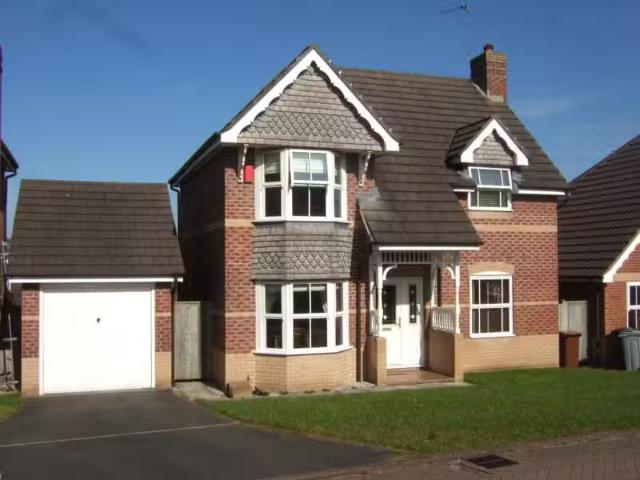 Cozy 2 BA 3 bedroom detached house for rent in Westholme Close.