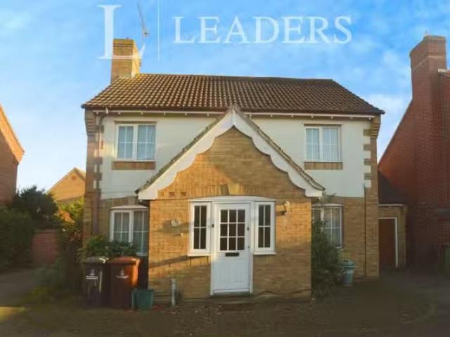 Nice 2 BA 3 bedroom detached house for rent in Worsdell Way, CO4