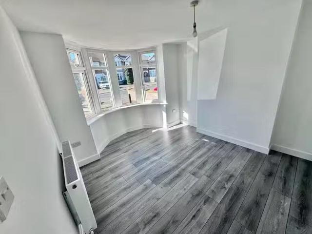 Nice 2 BA 3 bedroom end of terrace house for rent in CHEVERAL.