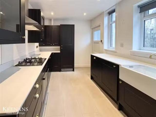 Deal! 2 BA 3 bedroom end of terrace house for rent in Ramsgrea.