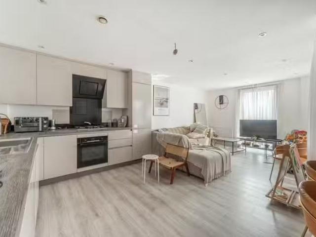 Deal! 2 BA 3 bedroom flat for rent in High Street, Harrow, HA3