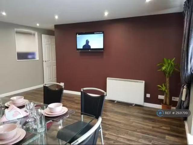 Charming 2 BA 3 bedroom flat for rent in Wallace Street, Glasg.