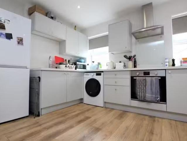 Just in! 2 BA 3 bedroom flat for rent in Warden Road Bedmins.