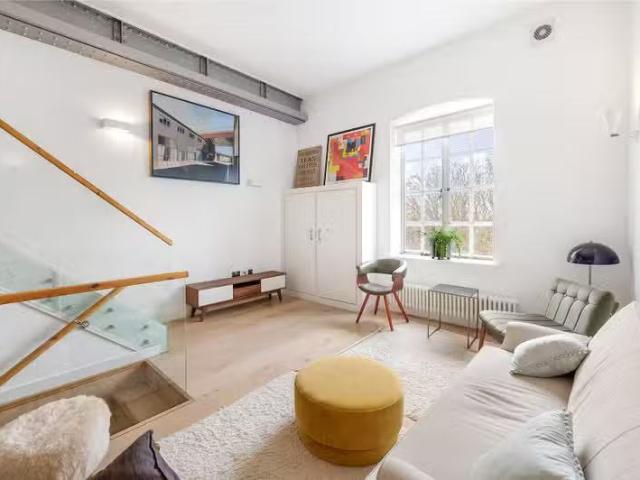 Nice 2 BA 3 bedroom property to let in The Bottle House, Lamb.