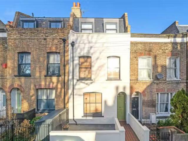 Rental! 2 BA 3 bedroom property to let in Ferndale Road, Londo.