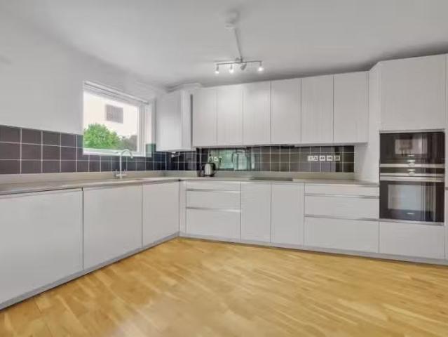 Deal! 2 BA 3 bedroom property to let in Sheridan Court, Belsiz.