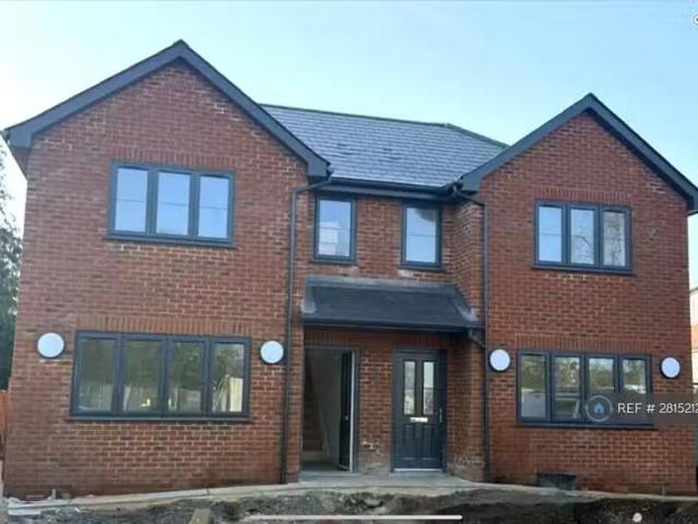 Unique 2 BA 3 bedroom semi detached house for rent in Ash Road.
