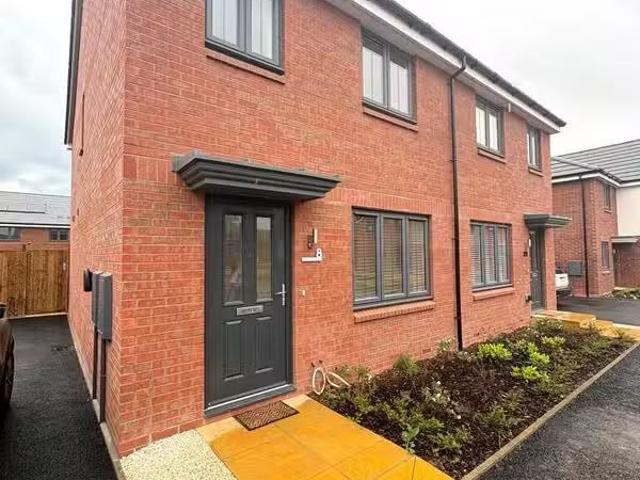 Deal! 2 BA 3 bedroom semi detached house for rent in Glade Way.