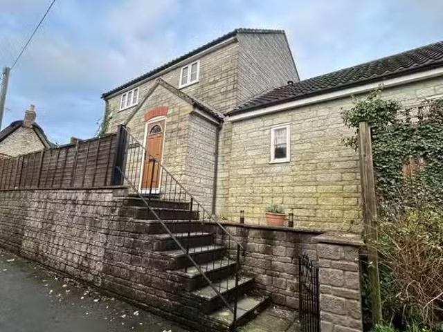 Nice 2 BA 3 bedroom semi detached house for rent in Dark Lane.