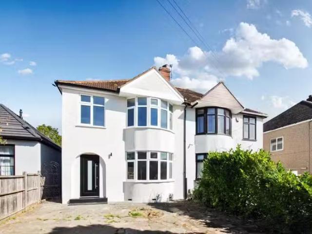 Charming 2 BA 3 bedroom semi detached house for rent in Dartfo.