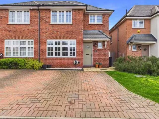Cheap 2 BA 3 bedroom semi detached house for rent in Ferrers D.